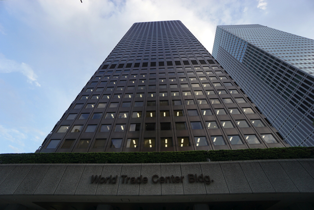 浜松町の「世界貿易センタービル」の展望台からは東京タワーとスカイツリーが見える！｜タビホリ